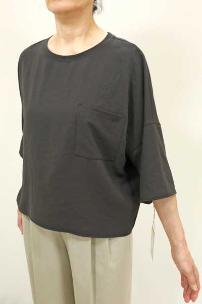 ROBE 春夏物【ローブ/カフネ/年間物/525905】ポリマットサテンジョーゼット丸首リラックスコクーンブラウスドルマン6分袖左胸貼ポケ ...