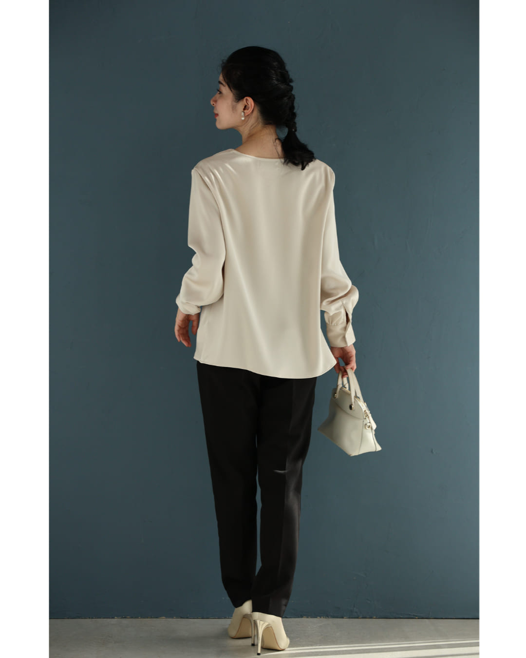 SからL対応 蝶々舞うデコルテドレープブラウストップス : CAWAII