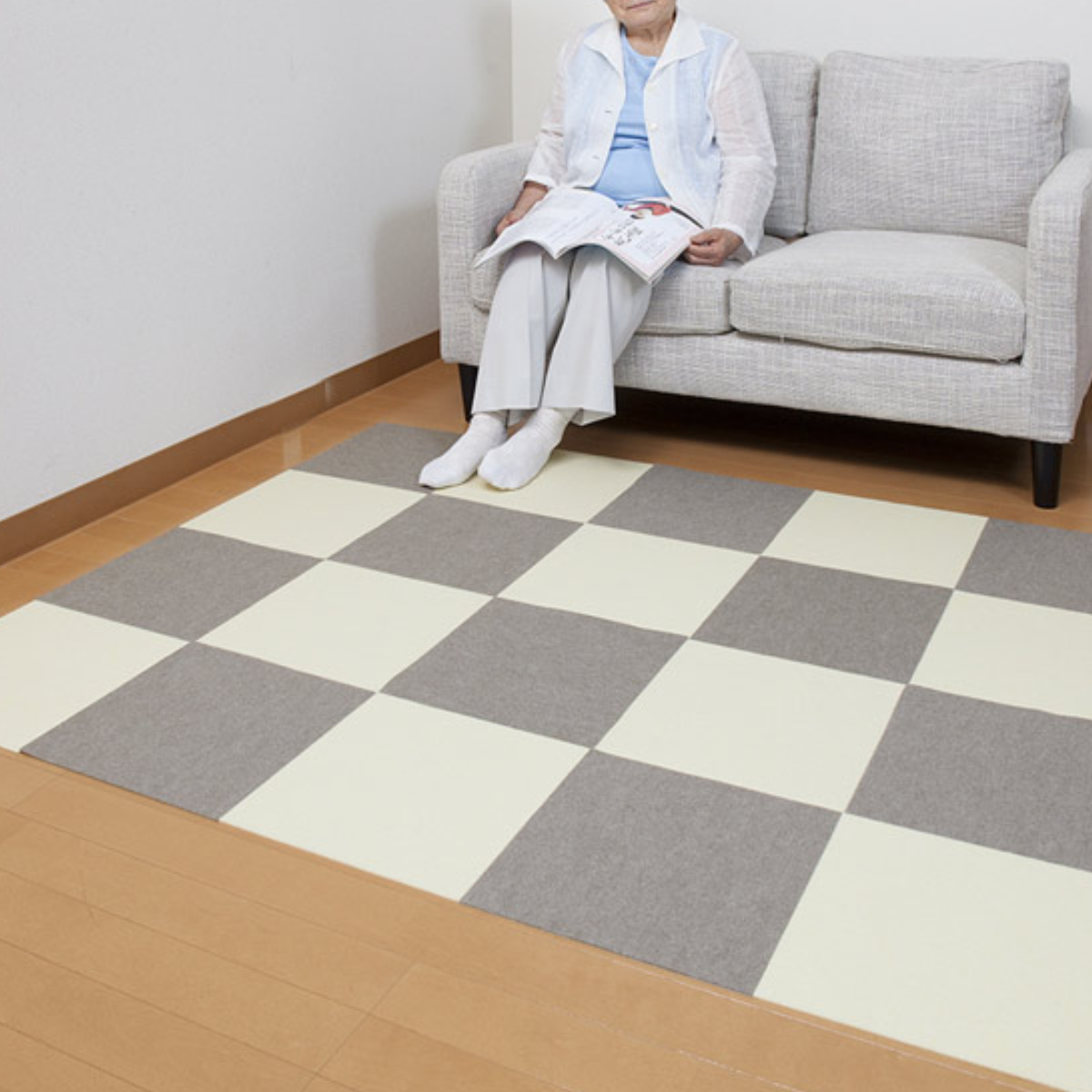 サンコー SANKO バリアフリータイルマット 無地8枚入 衛生用品 マット ジョイントマット 吸着マット 掃除 簡単 取り外し 撥水加工 子供 ハサミ 手軽 カット 吸着 グリーン  KD33 GR THANKO バリアフリー タイルマット 8枚入り （ タイルカーペット