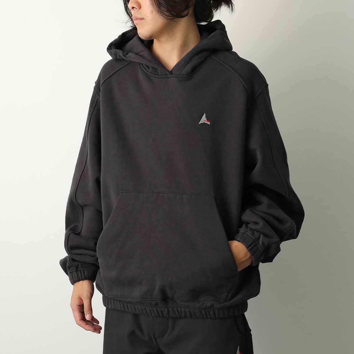 ROA（ファッション） ROA ロア パーカー LOGO 490GSM HOODIE RBMW0634FA403 メンズ スウェット プルオーバー ロゴ 刺繍 墨黒 ウォッシュ加工 ...
