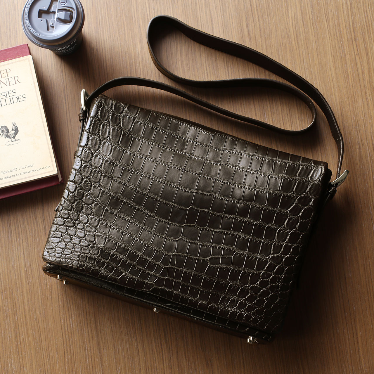 クロコダイル ショルダーバッグ メンズ センター取り マット 加工 本革