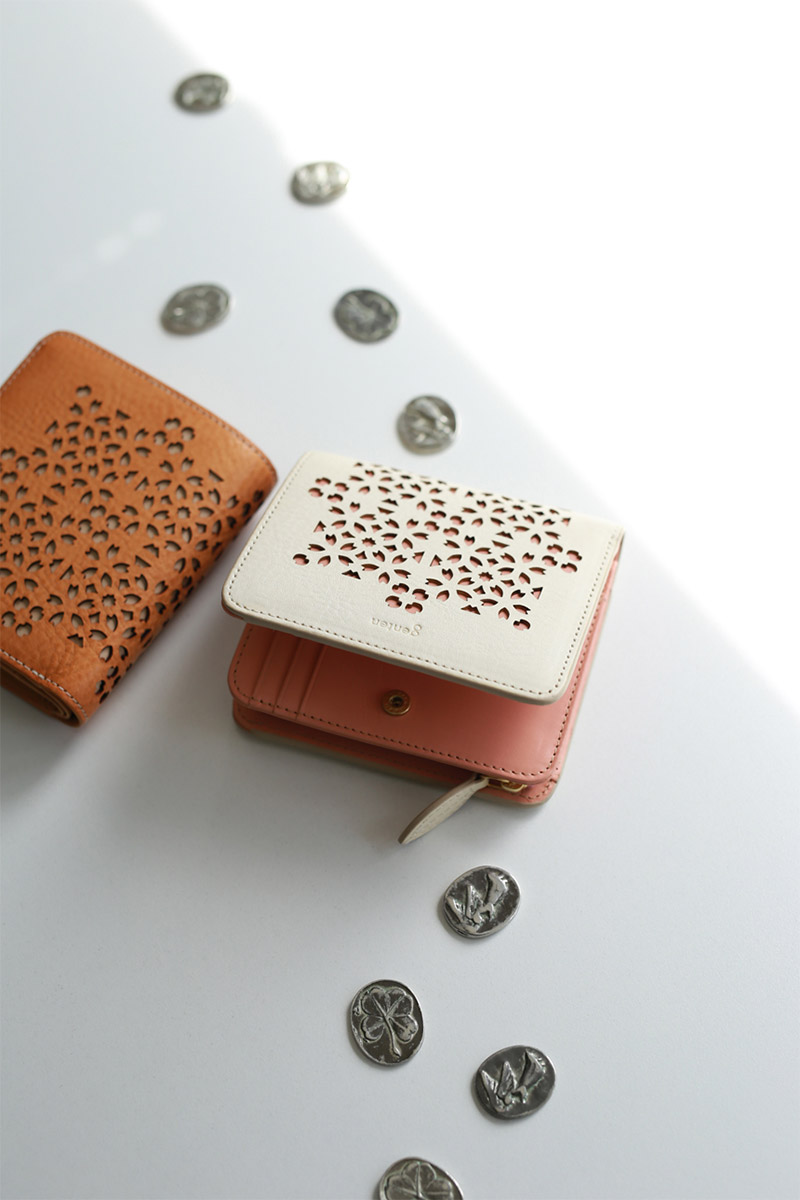 genten 【選べるノベルティ付】 ゲンテン Flutter cut work フラッターカットワーク 小銭入れ付き二つ折り財布 49596 ...