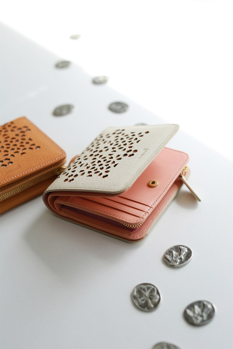 genten 【選べるノベルティ付】 ゲンテン Flutter cut work フラッターカットワーク 小銭入れ付き二つ折り財布 49596 ...