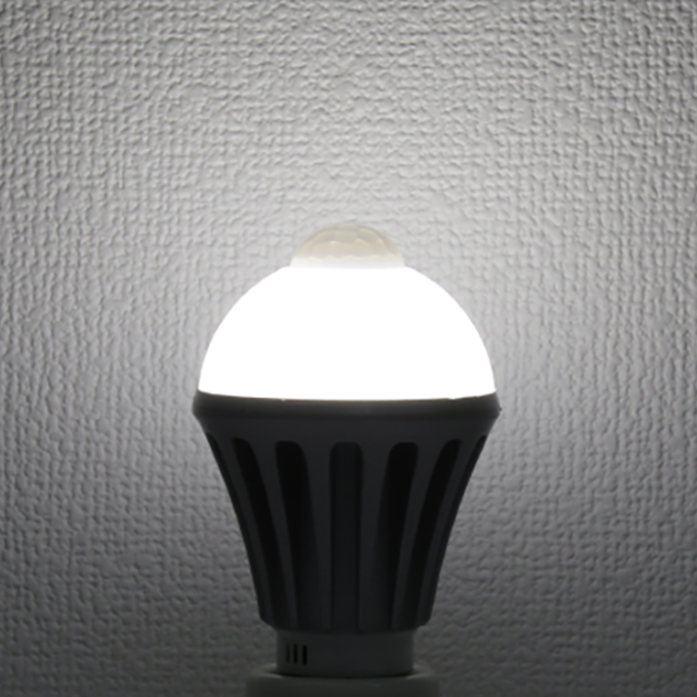 センサーライト LED電球 60w相当 7W 3個セット 人感センサー E17 E26 自動点灯 自動消灯 電球色 昼白色 自然色 照明 工事不要 簡単取り付け 玄関 廊下 トイレ : 小川 ...