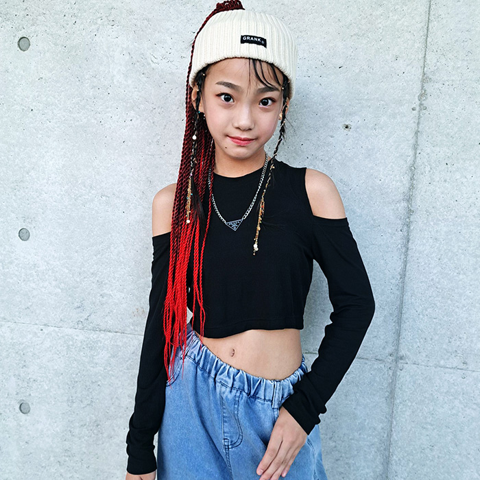 ショート丈 オープンショルダー トップス 長袖 長T 肩出し 女の子 子供服 キッズ へそ出し ワンショル ロゴ ワンポイント 無地 ブラック ホワイト 110cm〜160cm :top ...