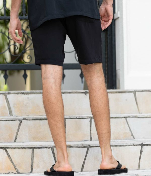 1PIU1UGUALE3 RELAX ウノピゥウノウグァーレトレ リラックス 縦ロゴ