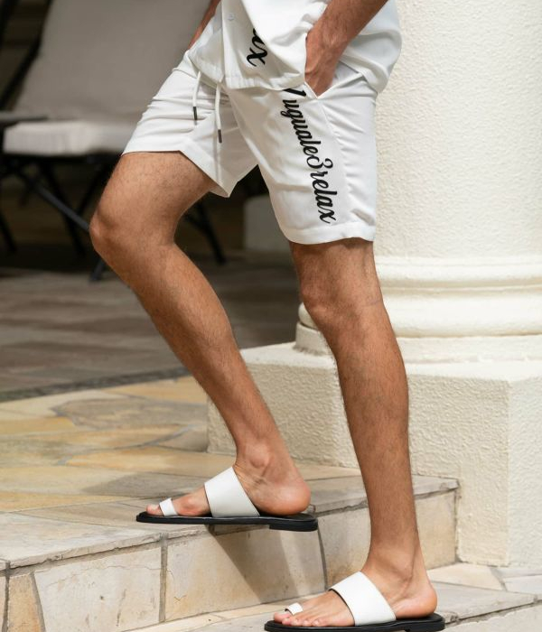 1PIU1UGUALE3 RELAX ウノピゥウノウグァーレトレ リラックス 縦ロゴ