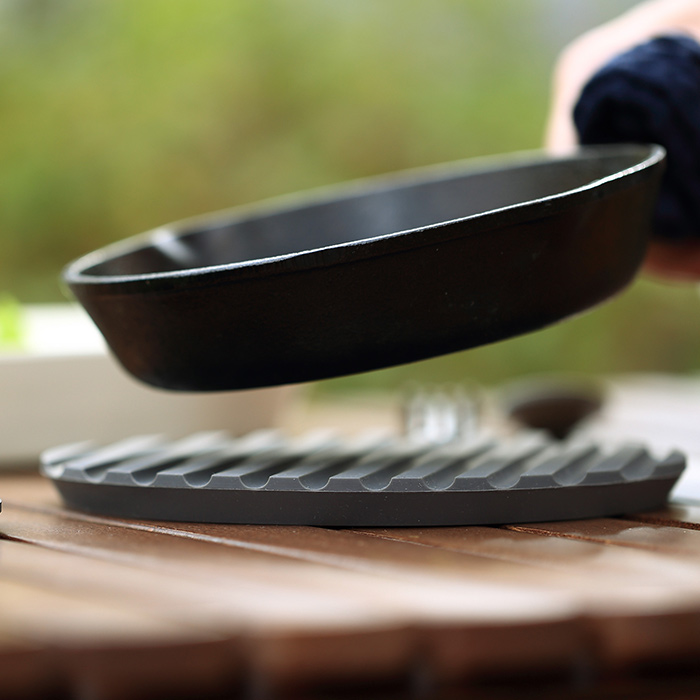 ideaco usumono Trivet ウスモノ トリベット 鍋敷き 鍋 鍋置き シリコン 食洗器対応維 丸型 直径約17cm キッチン アウトドア タン オフブラック イデアコ ...