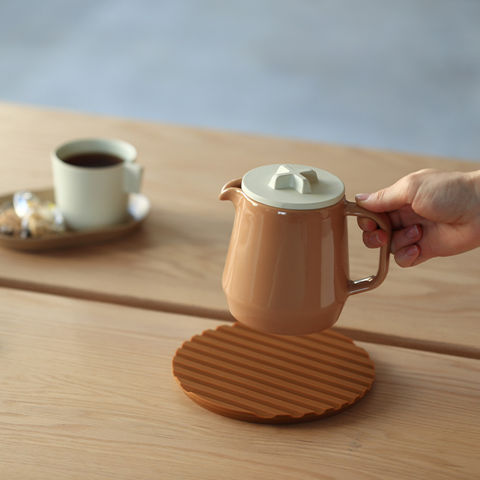 ideaco usumono Trivet ウスモノ トリベット 鍋敷き 鍋 鍋置き シリコン 食洗器対応維 丸型 直径約17cm キッチン アウトドア タン オフブラック イデアコ ...